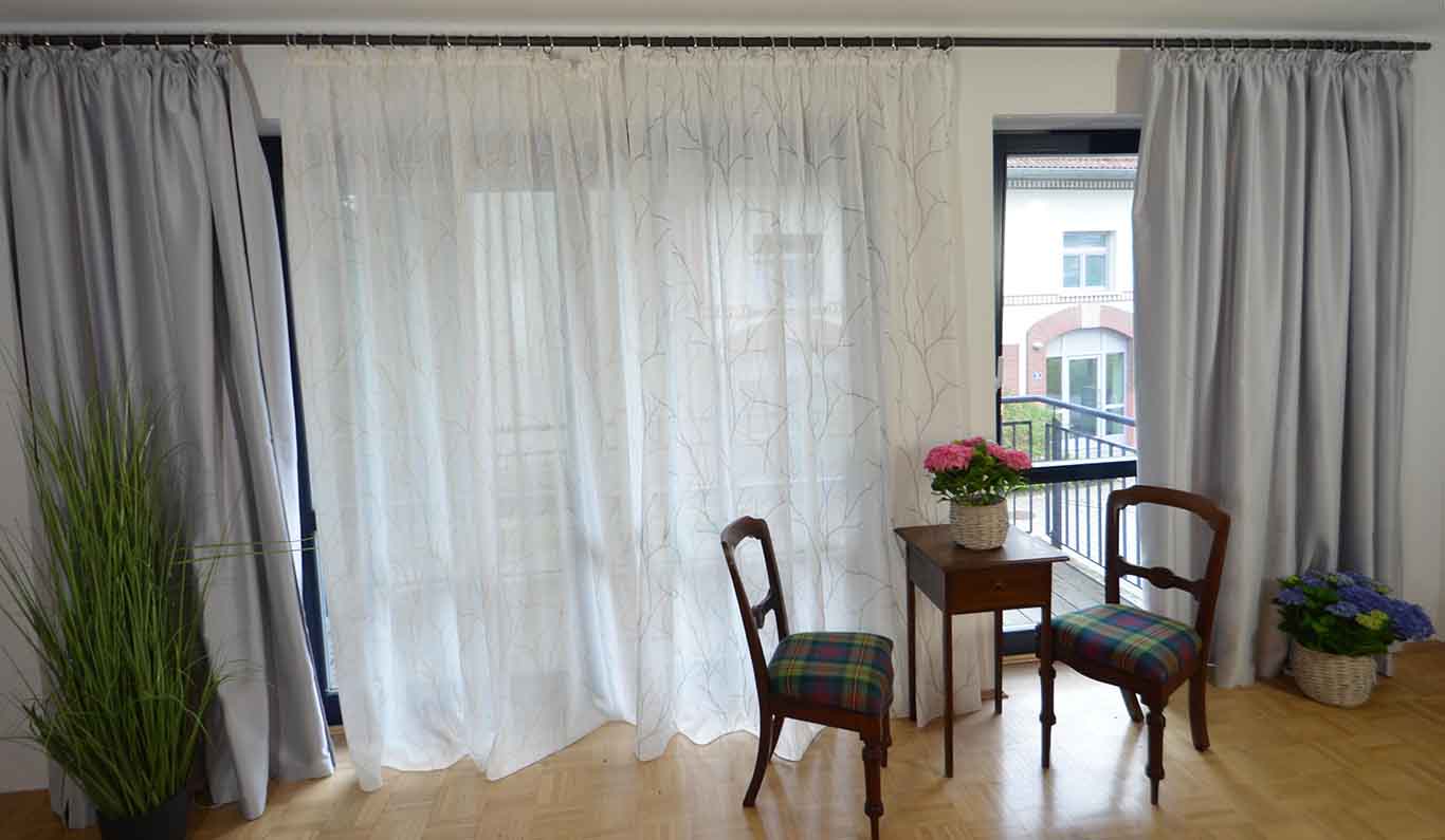 Bedruckte Gardine mit schönem Baumdesign und modischen Farben.